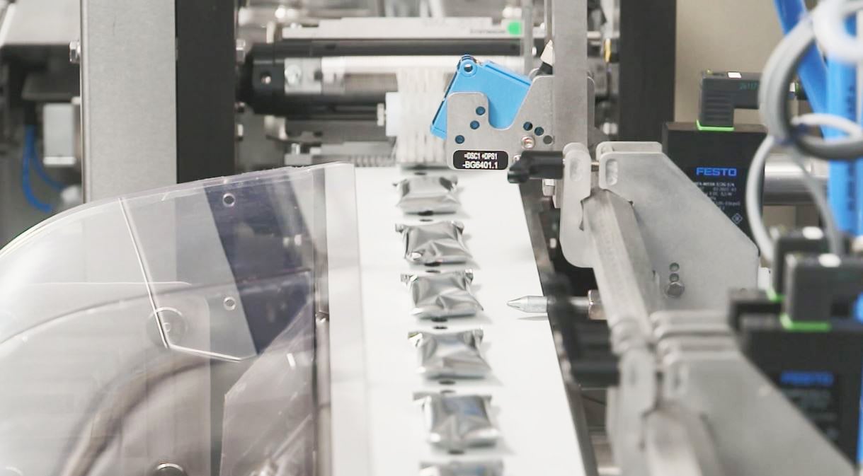 Flexible robotic system solution for chocolate squares & seasonal shapes