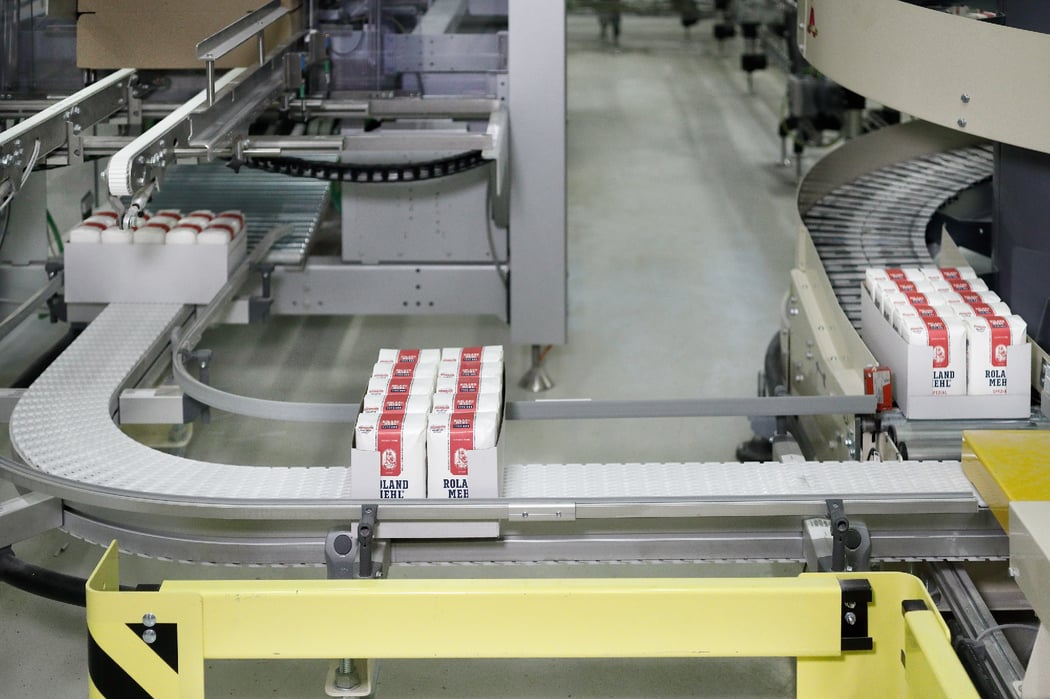 Flexible case packer for all licorice bags